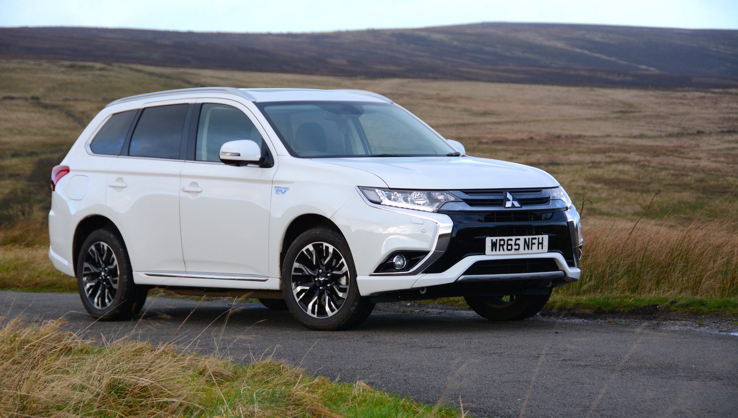 Mitsubishi Outlander PHEV Remote Control Features: SUV Modern ...